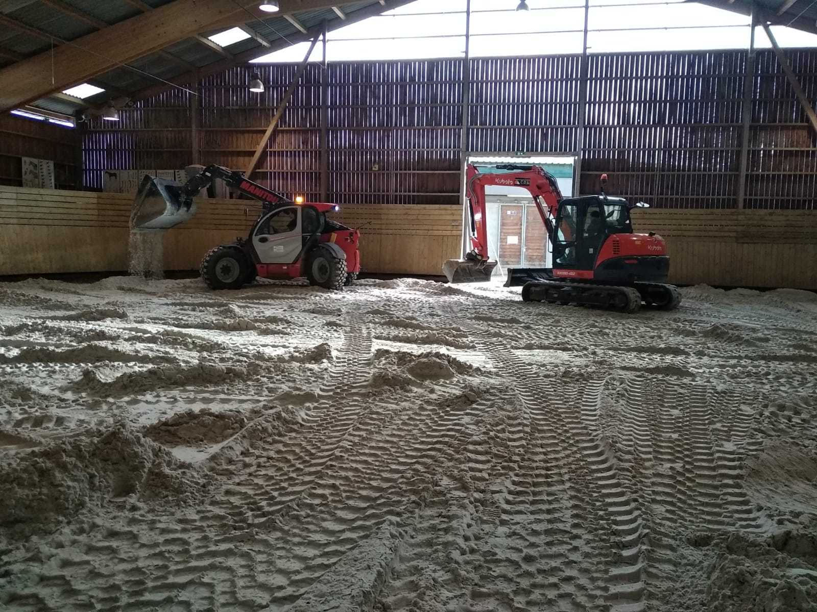 Travaux de renouvellement du sable technique du centre équestre ...